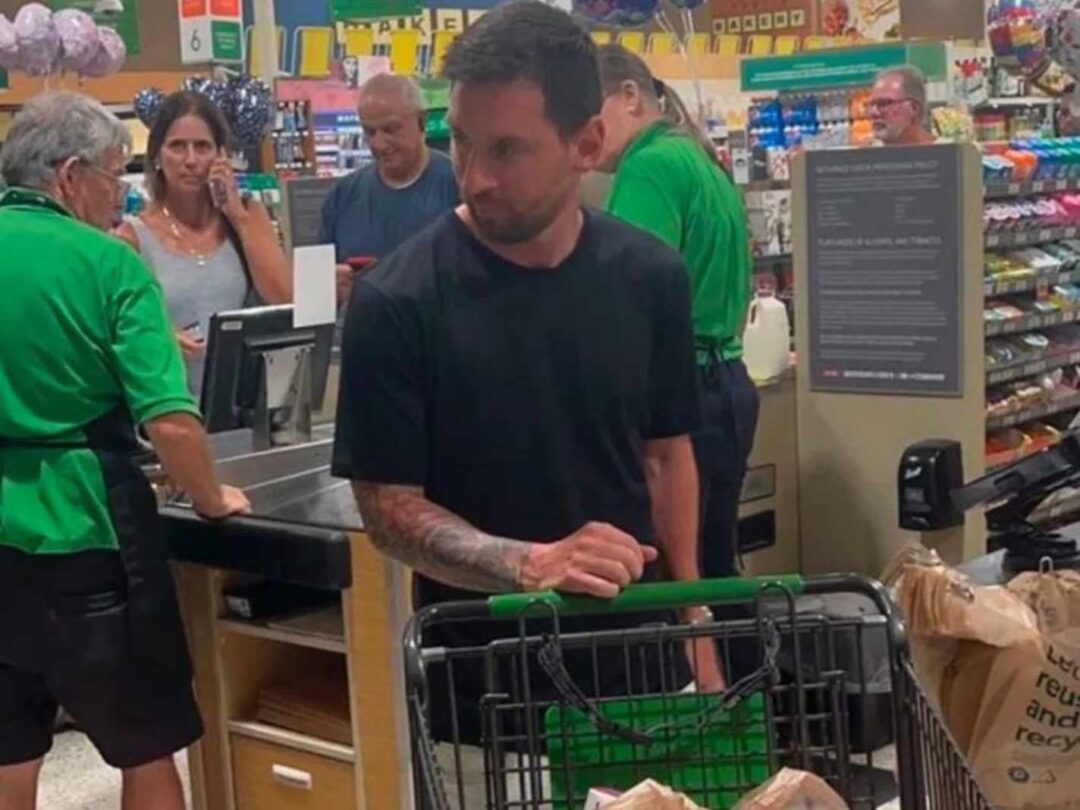 Fans Spot Lionel Messi Casually Doing His Grocery Shopping at a Publix ...