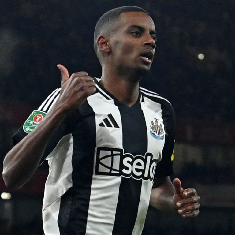 How Tall is Alexander Isak? Comparison Photos of His Height with Other ...