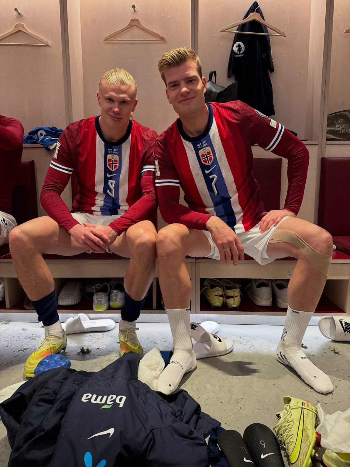 Rare Moment Erling Haaland Gets Dwarfed By Teammate With Giant Feet ...