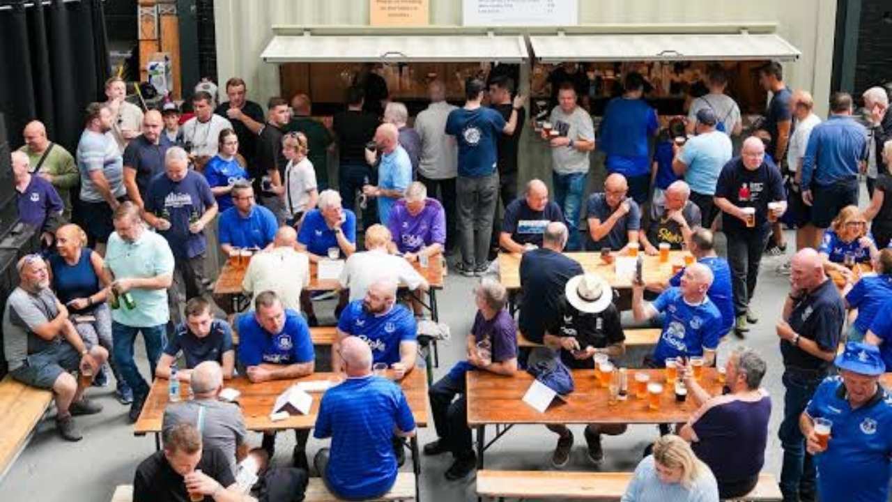 “Arne Slot Is a Flop” — Everton Fans Celebrate with Anti-Liverpool ...