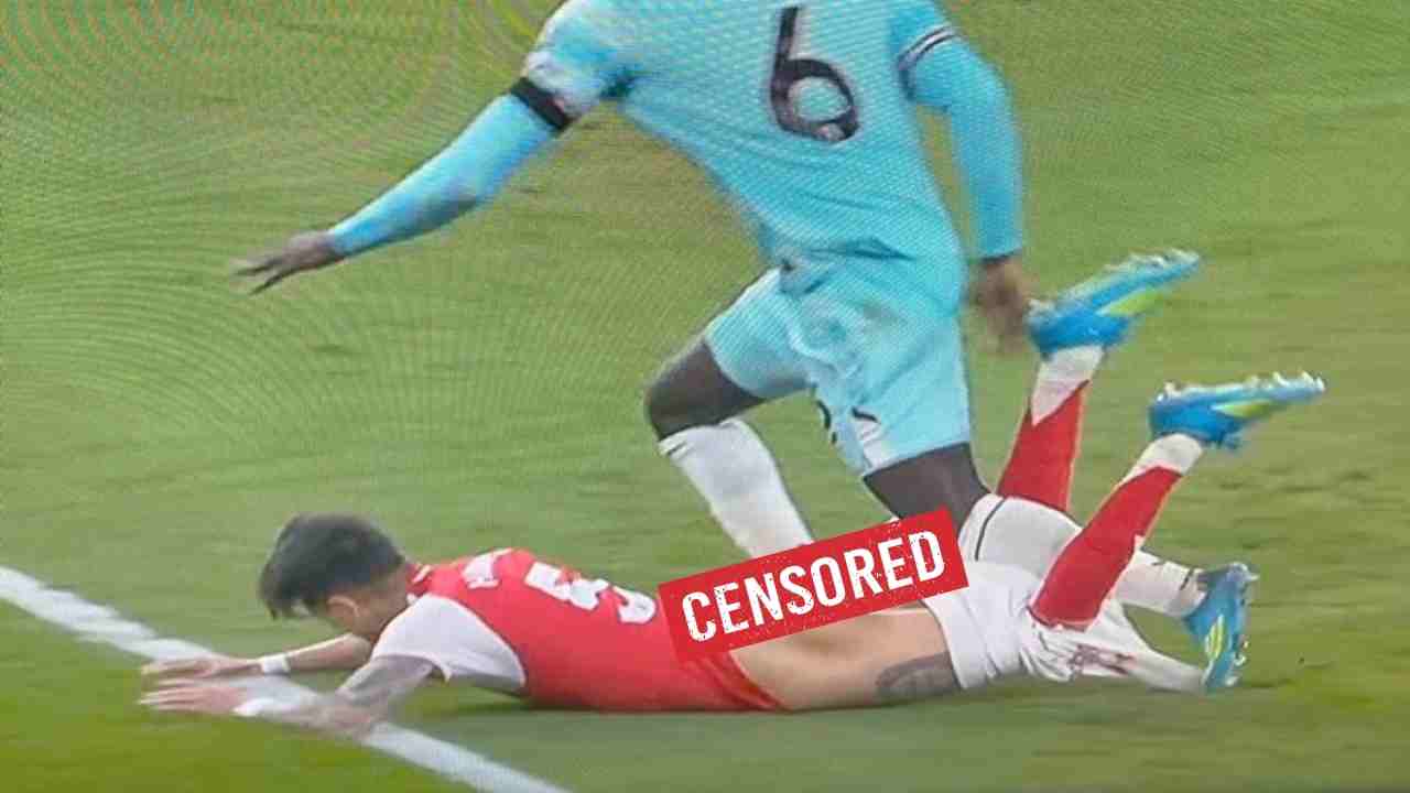 Awkward Moment Piero Hincapie Exposes Butt Cheeks During Arsenal v ...